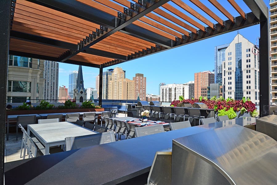 A Sun Deck Rooftop For All Condo Owners - Chicago, IL - Topiarius